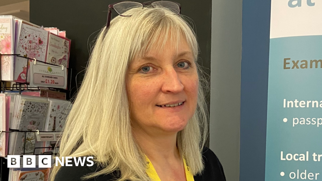 Guildford: Council leader survives no confidence vote - BBC News