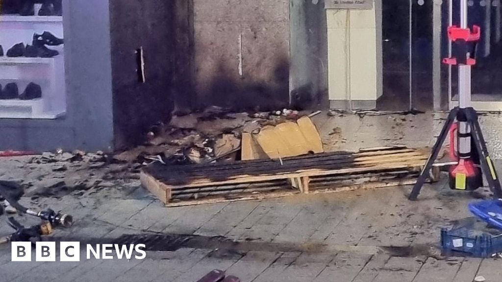 Bognor Regis: Chef raises £800 for homeless man after tent fire - BBC News