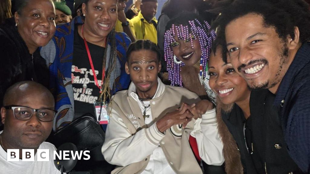 Lauryn Hill meets London family devastated by knife crime - BBC News