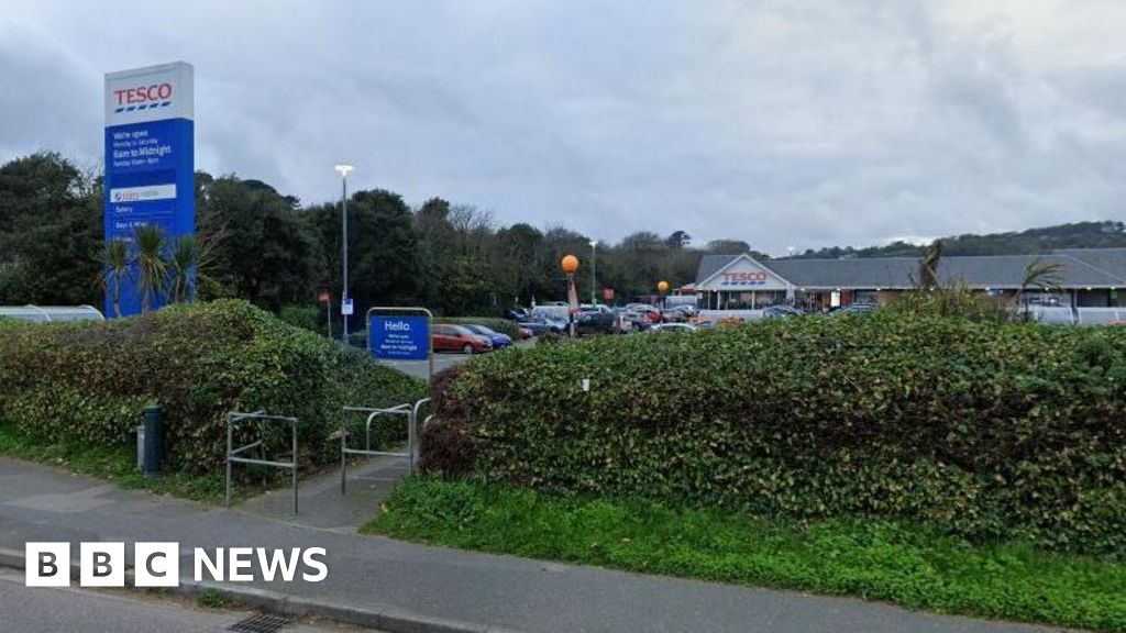 Man arrested over Penzance Tesco 'threats to kill' incident - BBC News