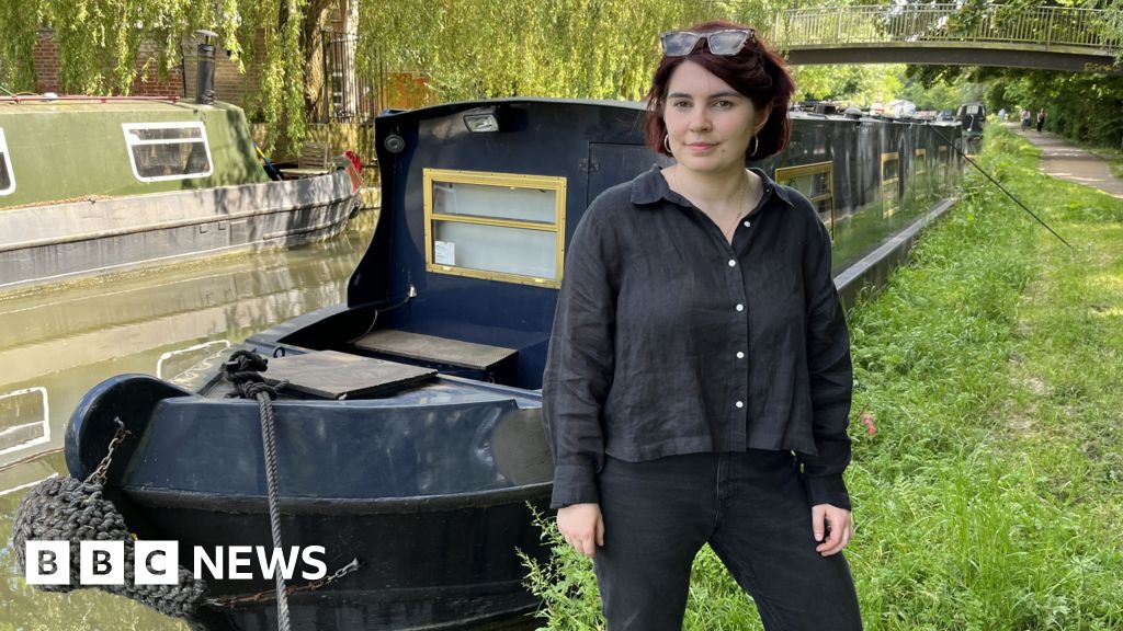BBC reporter meets voters on the Oxford Canal in her narrowboat - BBC News