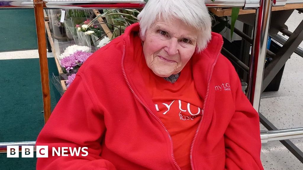 Kenilworth woman raises £31k in charity bucket collections - BBC News