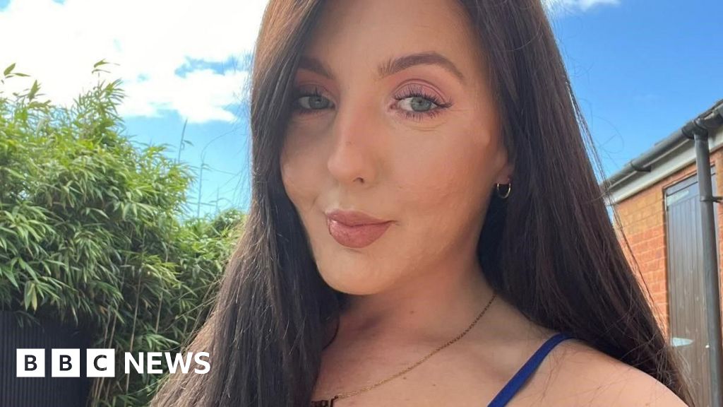 Acne TikTok influencer terrified of people seeing her skin - BBC News