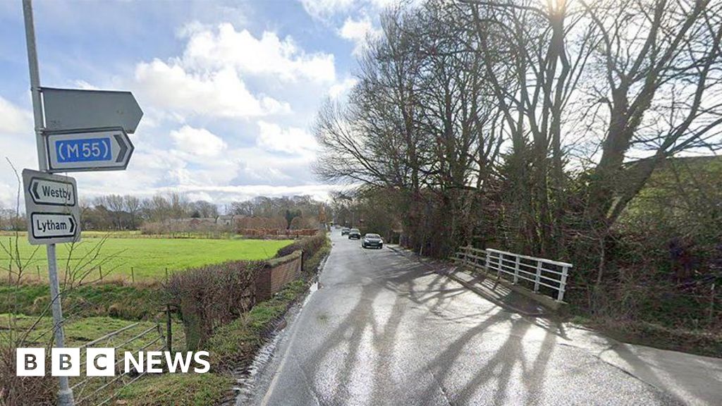 Lytham: Man's crash death prompts dangerous driving arrest - BBC News