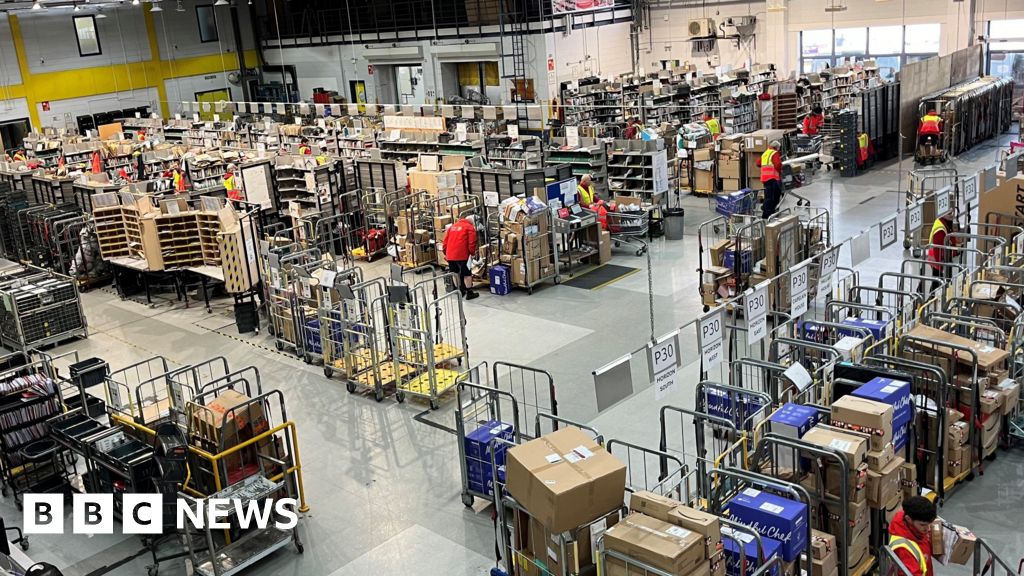 New customer charge for incorrectly packaged large parcels - BBC News