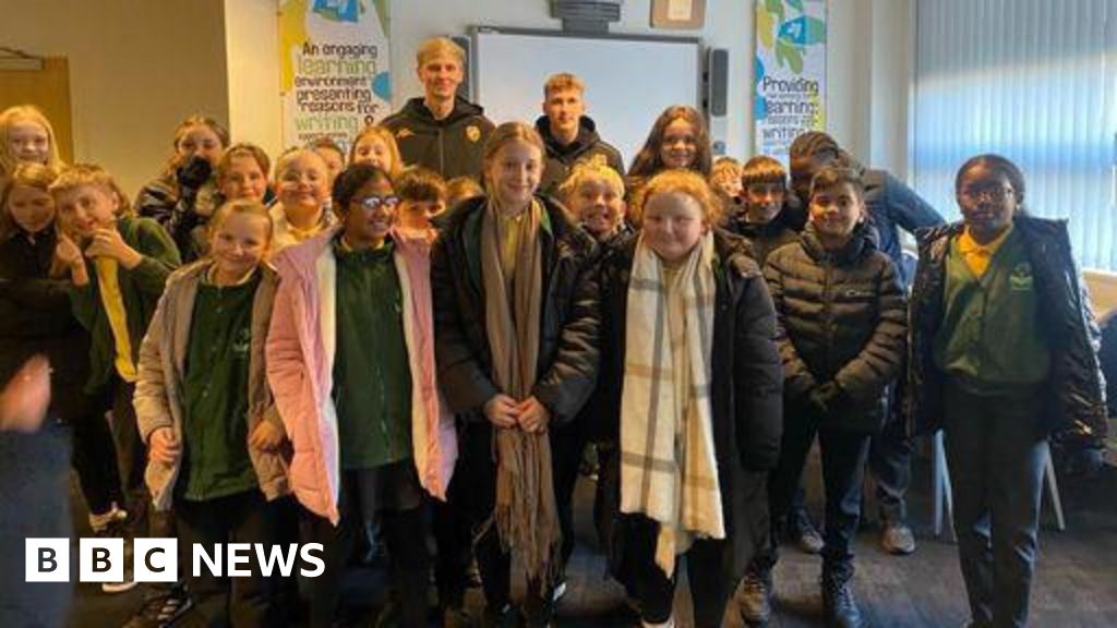 Hull City academy players inspiring schoolchildren - BBC News