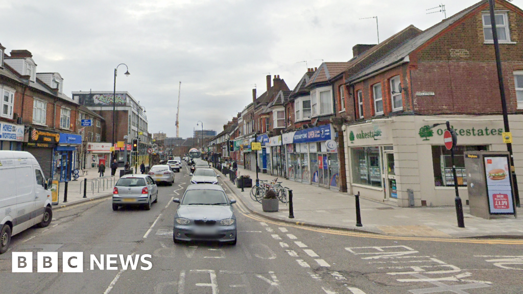 Watford man hospitalised with facial injuries after assault - BBC News
