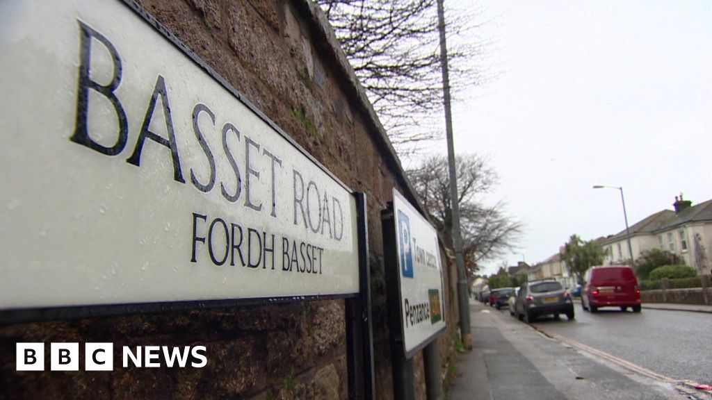 Men arrested after handgun incident in Camborne - BBC News