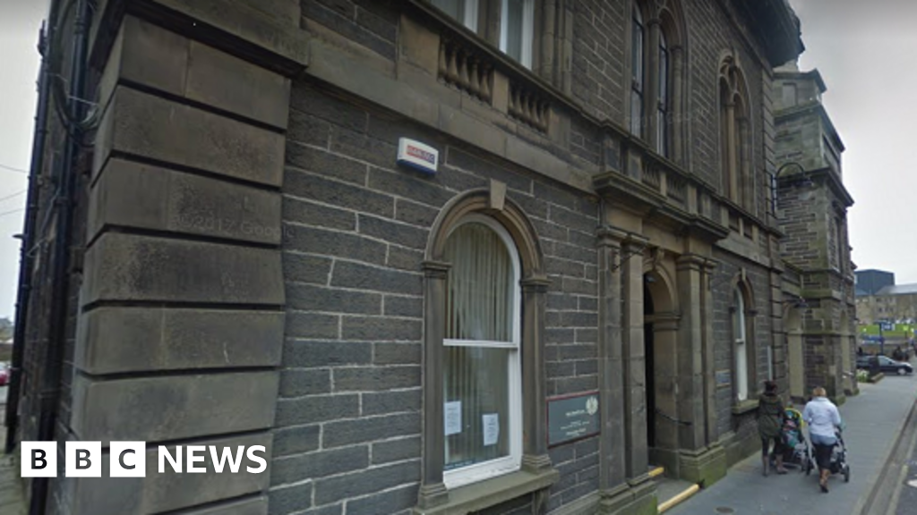 Man left with memory loss after Thurso farm roof fall - BBC News