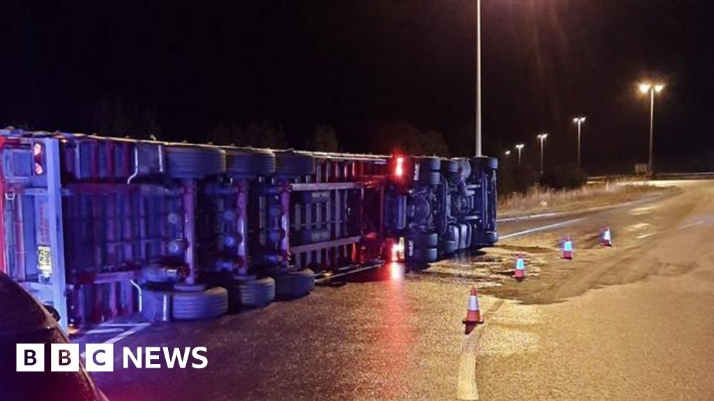 Overturned lorry shuts M40 Oxfordshire junction