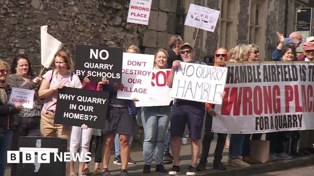 Hamble Airfield: Council rejects quarry plans - BBC News