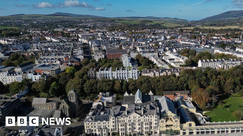 Isle of Man public sector staff numbers drop, report finds - BBC News