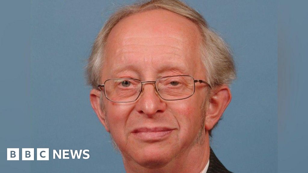 Tributes to Wolverhampton ex-mayor who served city for 38 years - BBC News