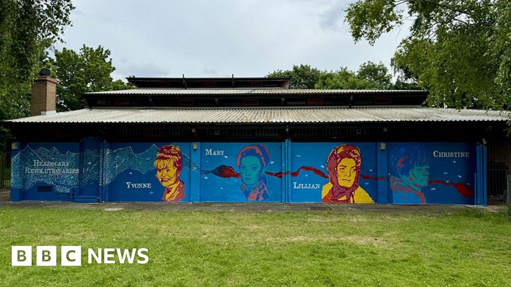 Mural honours Hull fishing community's Headscarf Revolutionaries - BBC News