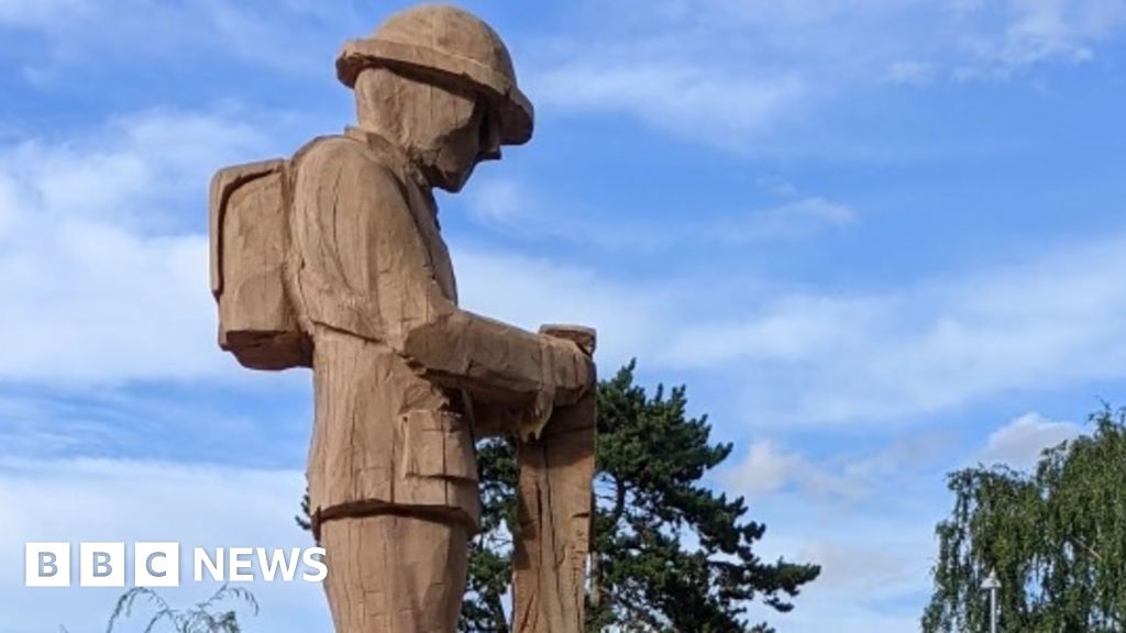 Tree turned into Armistice Day memorial sculpture - BBC News