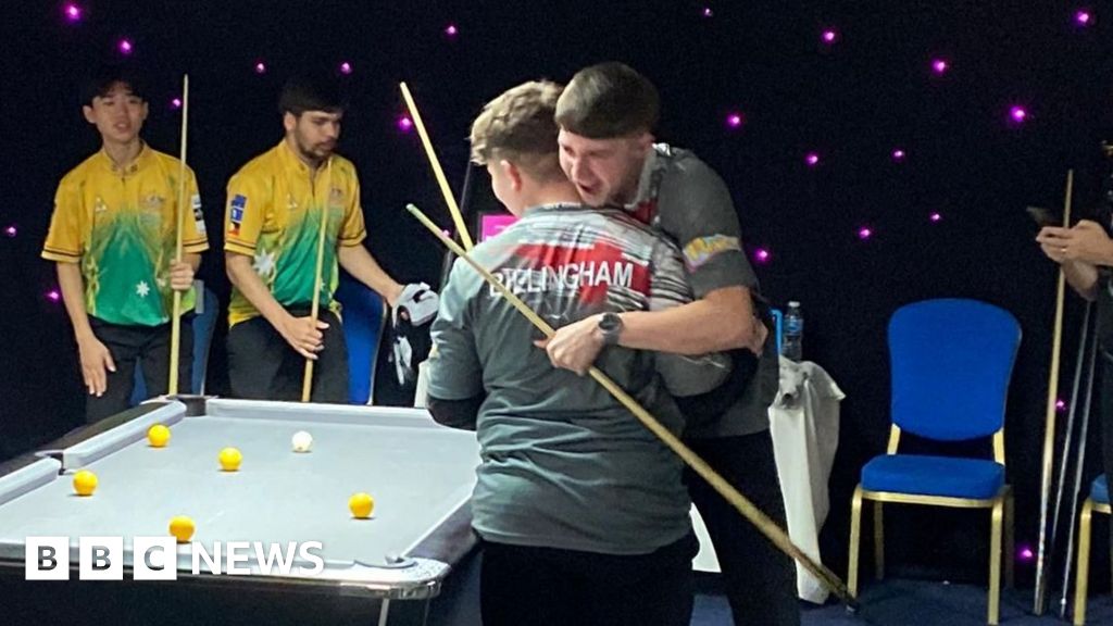 Double delight for Crewe's pool world champions - BBC News