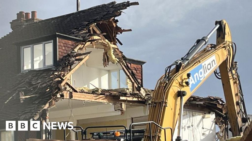 Demolition of Thorpeness home threatened by costal erosion begins