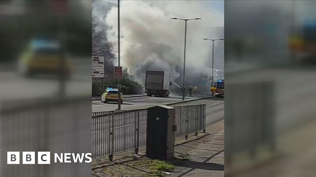 Watch: Busy road closed after Norwich lorry fire - BBC News