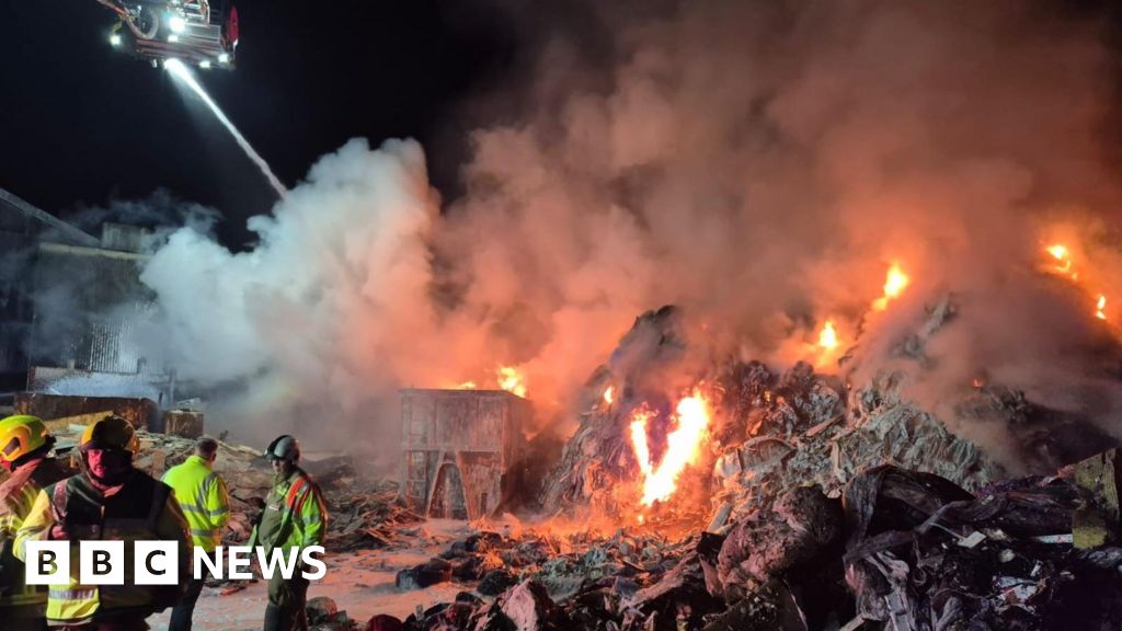 Staffordshire firefighters tackle large blaze in Stoke-on-Trent - BBC News