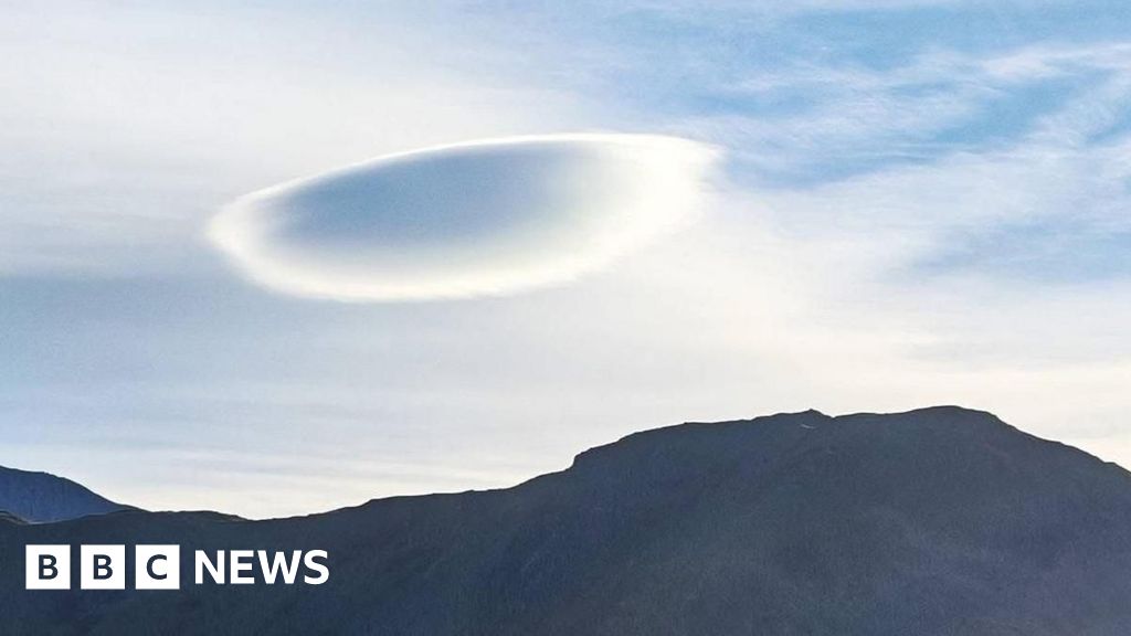 Rare UFO clouds spotted in north Wales skies - BBC News