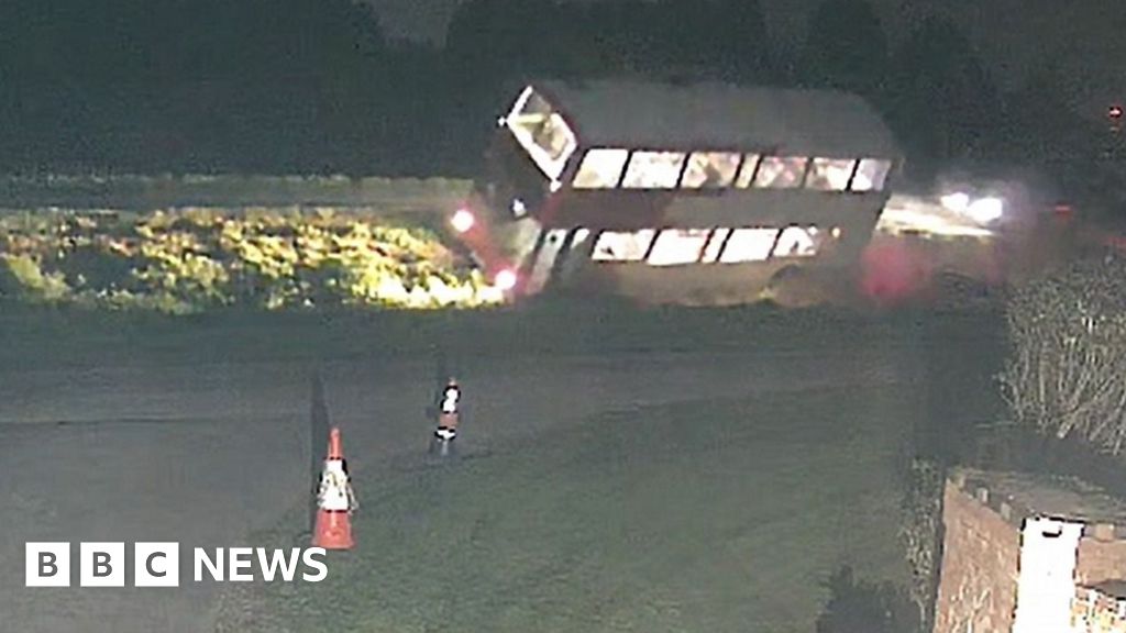 Watch: CCTV shows bus crash into Wisbech ditch - BBC News