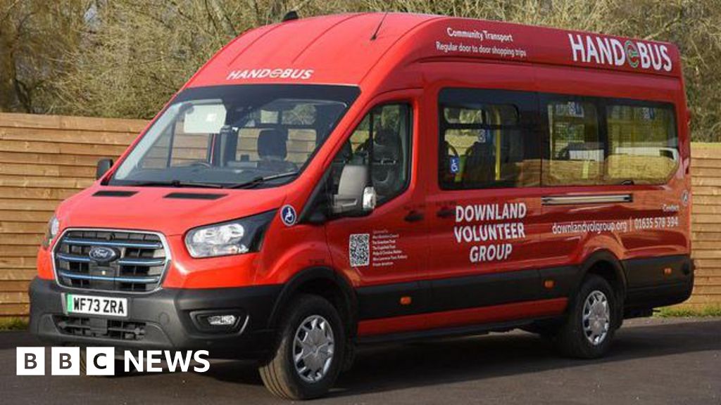 Berkshire: New electric community minibus launched - BBC News