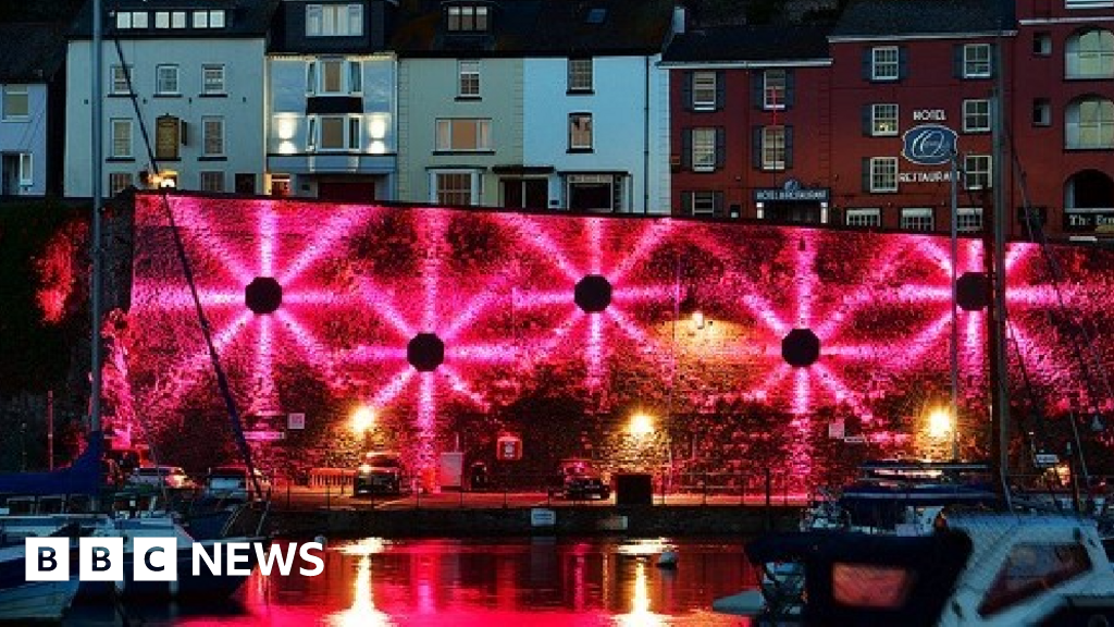Brixham Harbour lights removed after complaints - BBC News