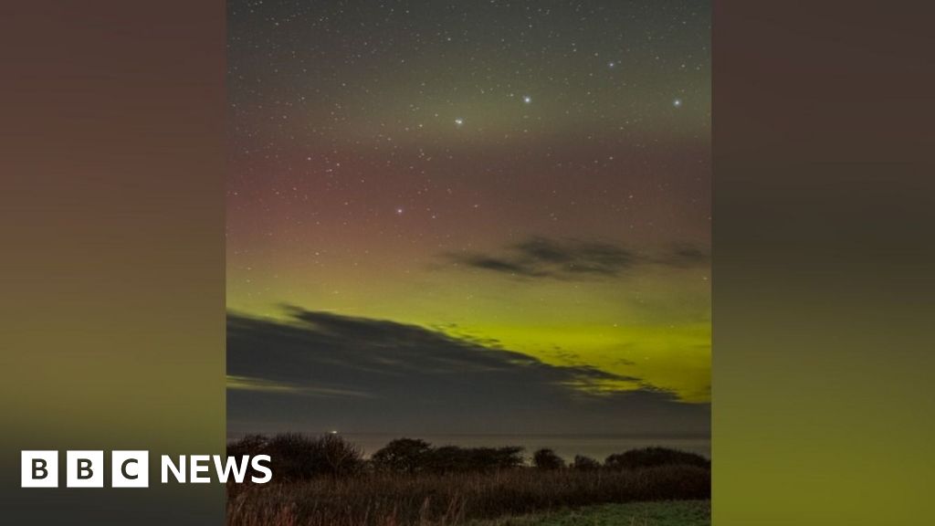 Northern Lights illuminate sky over Yorkshire - BBC News