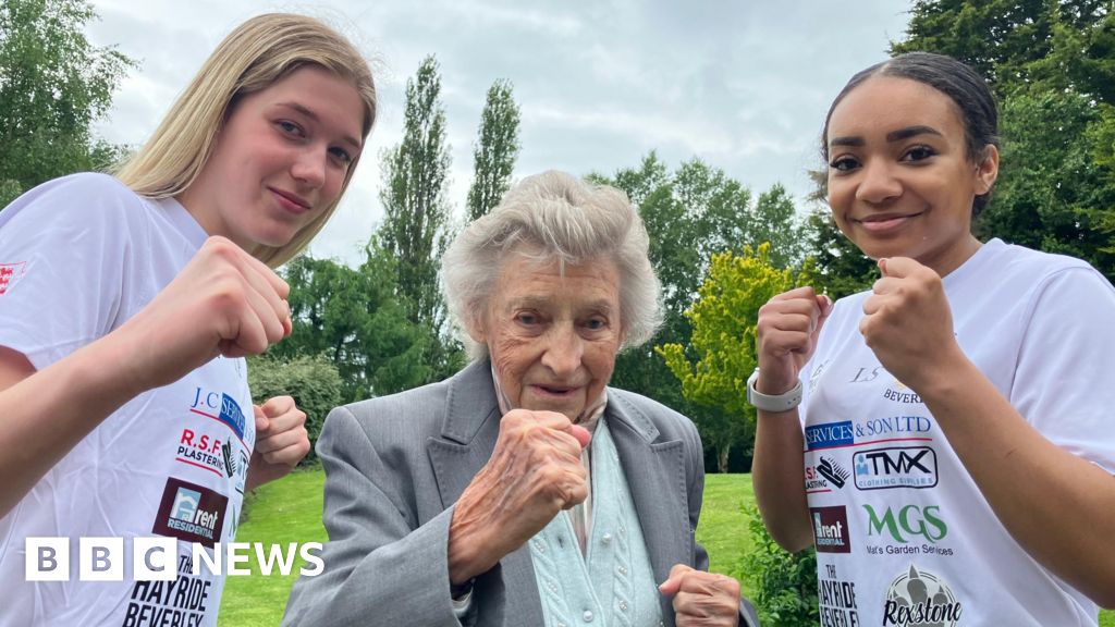 Boxing pioneer enourages next generation of women - BBC News
