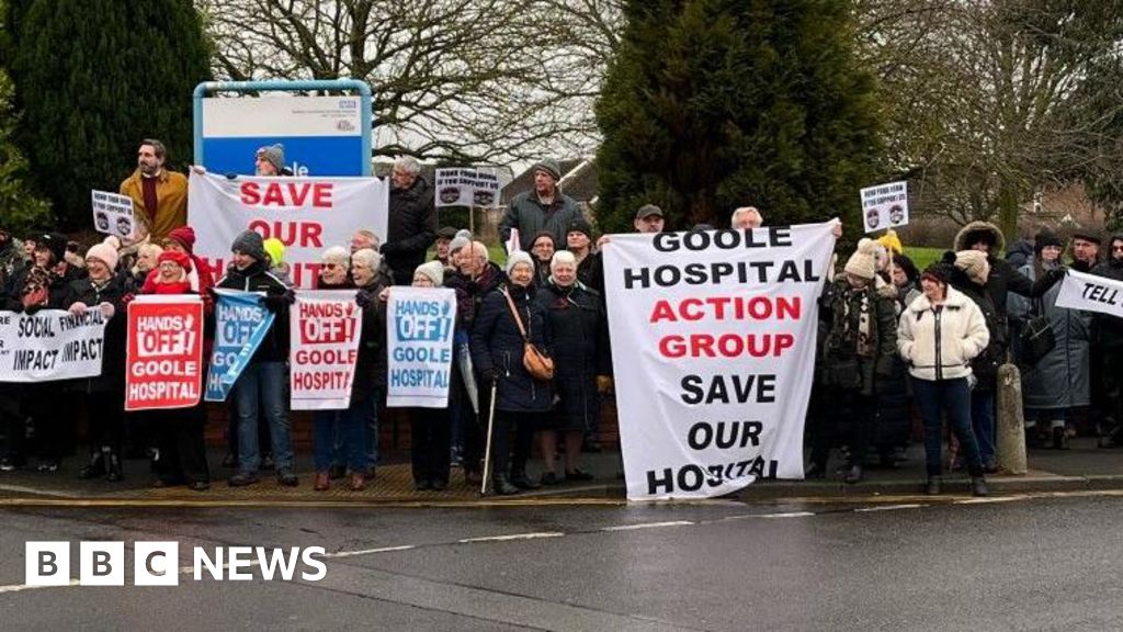 Hundreds protest over concerns for Goole hospital's future