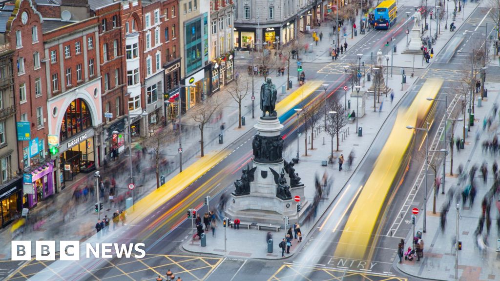 Population of Republic of Ireland grows by 98,000 in a year - BBC News