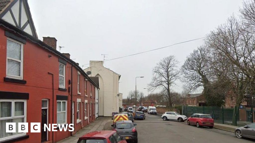 Liverpool: Two arrested after suspected gun found at house - BBC News