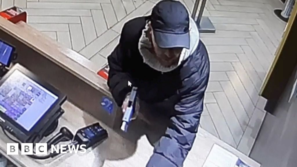 Luton man used fake gun in series of shop robberies