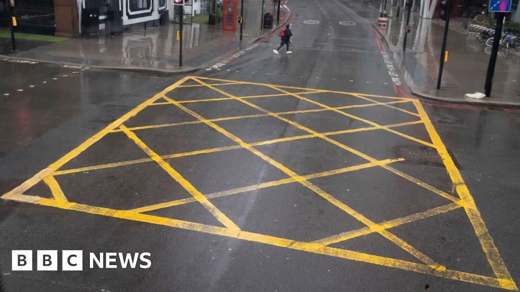 Reading: Yellow boxes break govt rules, engineer claims - BBC News