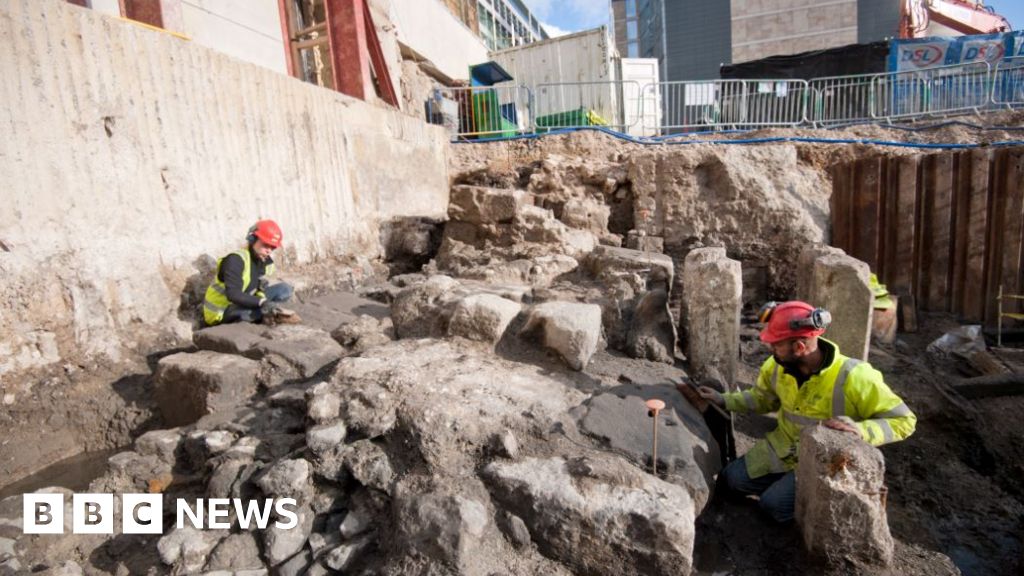 City of London Roman wall recognised as national monument - BBC News