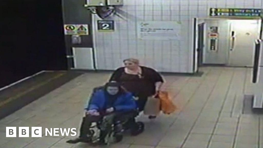 Liverpool Central: Mum praises security guard who saved her son - BBC News