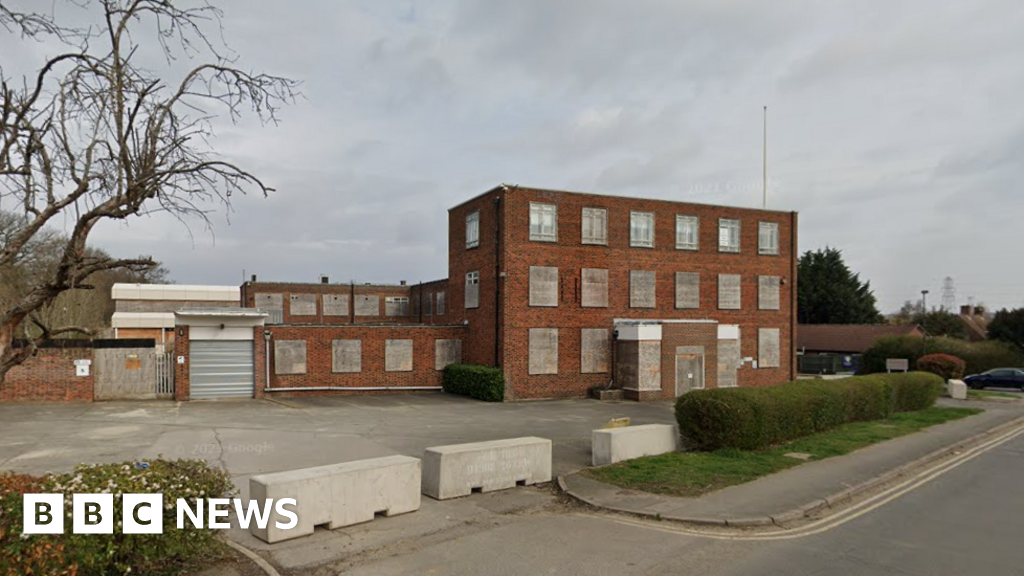 Leatherhead: Residents invited to have say on new police HQ - BBC News