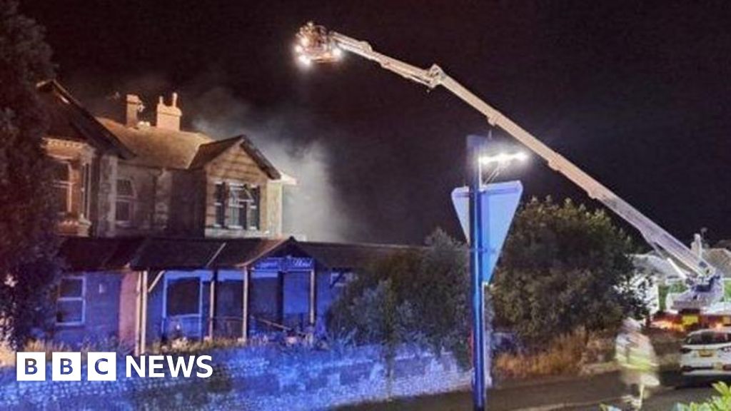 Sandown: Second fire in a week at derelict island hotel - BBC News