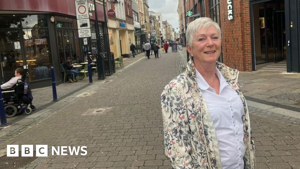 Gravesend: Scheme helps shop workers feel safe in town centre - BBC News