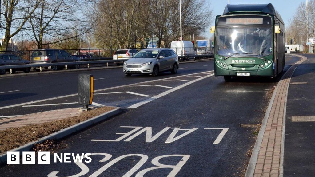 Reading taxi drivers demand access to A33 bus lane - BBC News