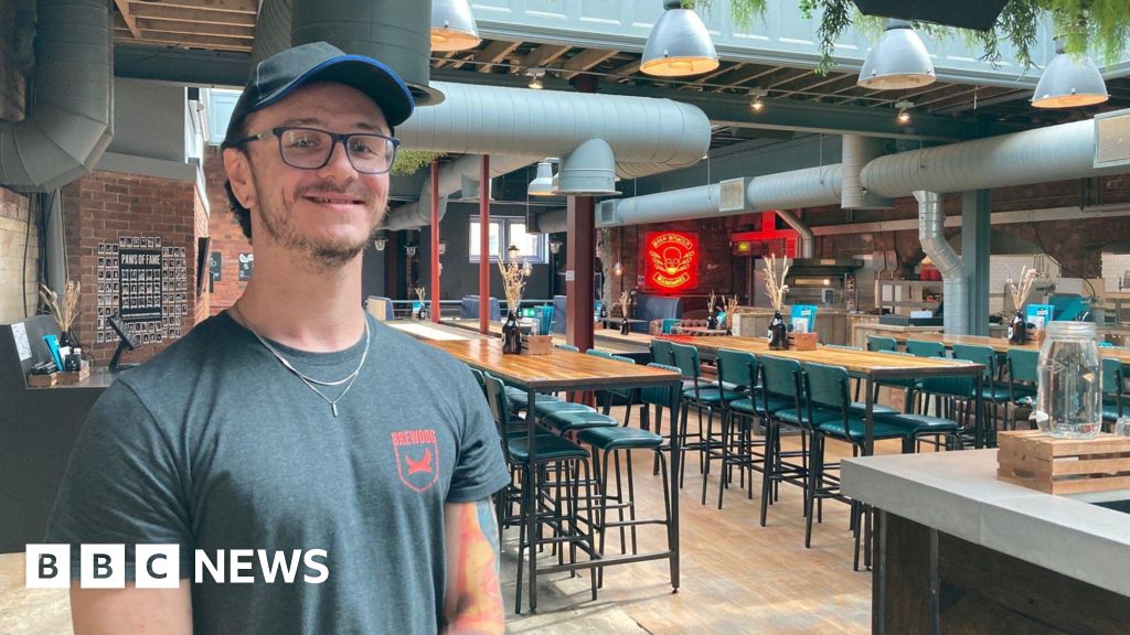 Pint of Science: Bradford pub-goers offered university lectures - BBC News