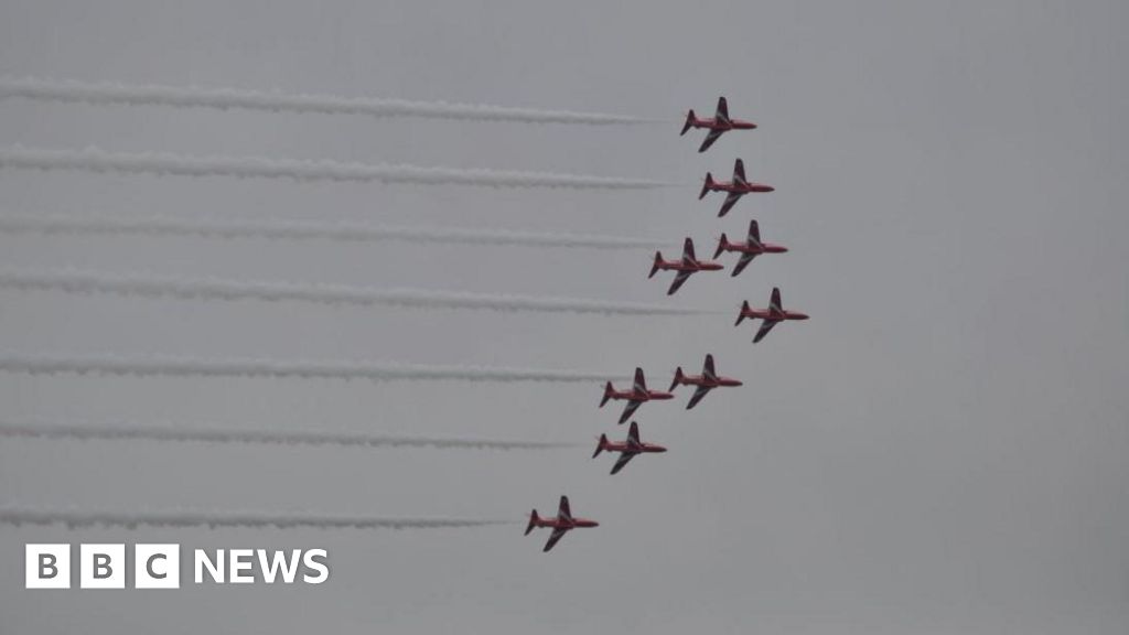 Red Arrows to top bill at Cleethorpes Armed Forces Day - BBC News