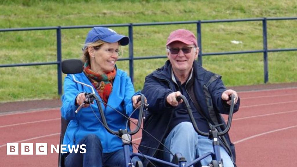 Oxfordshire bike and banter event held for dementia sufferers - BBC News