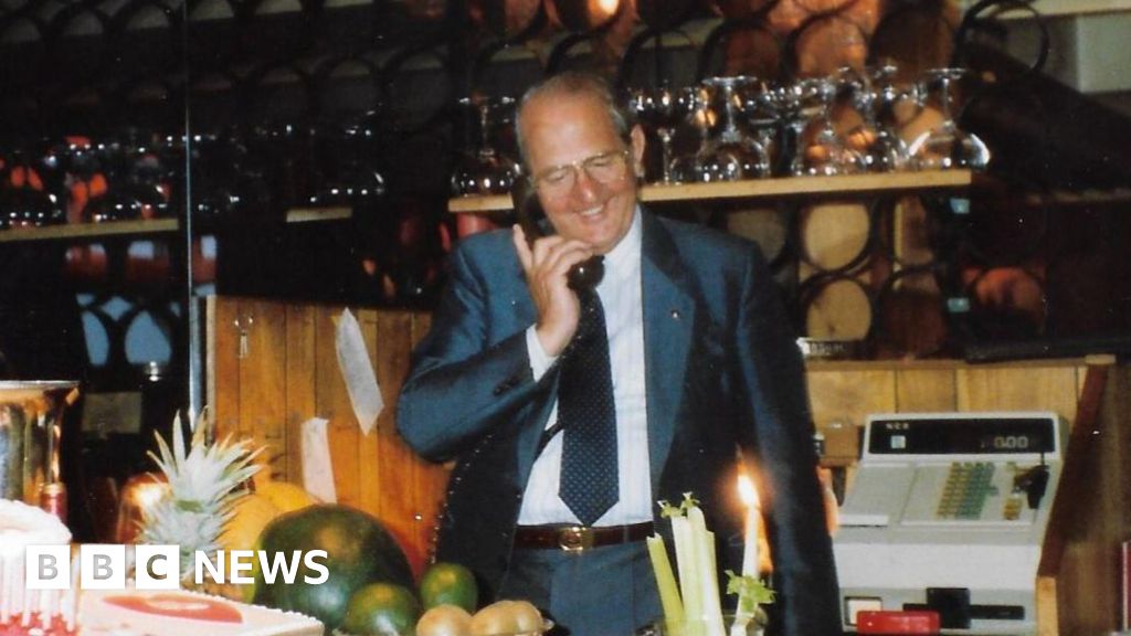 Tributes to Penarth restaurant owner who fed the Pope and royals - BBC News