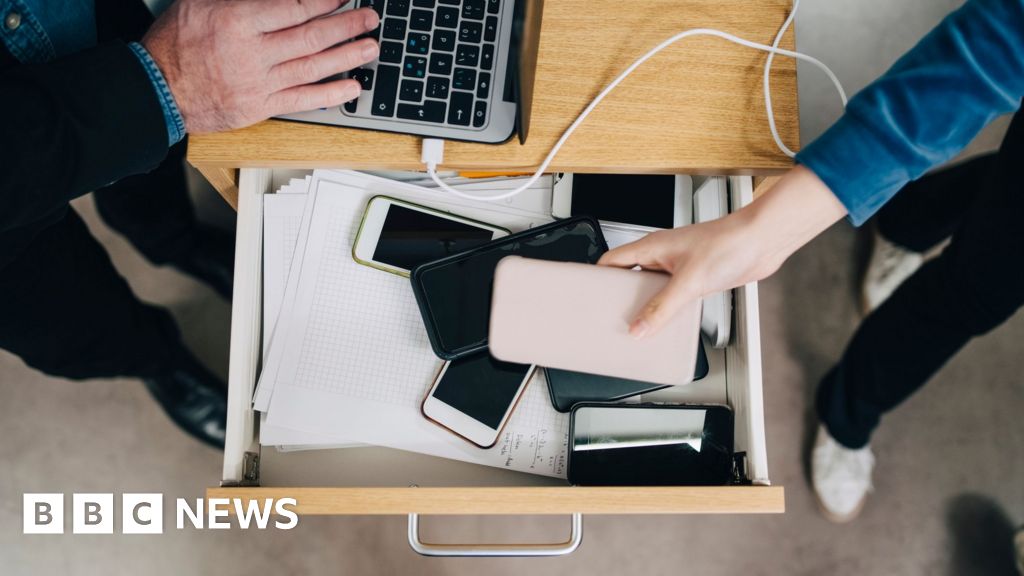 Should there be a mobile phone ban in school classrooms? - BBC News
