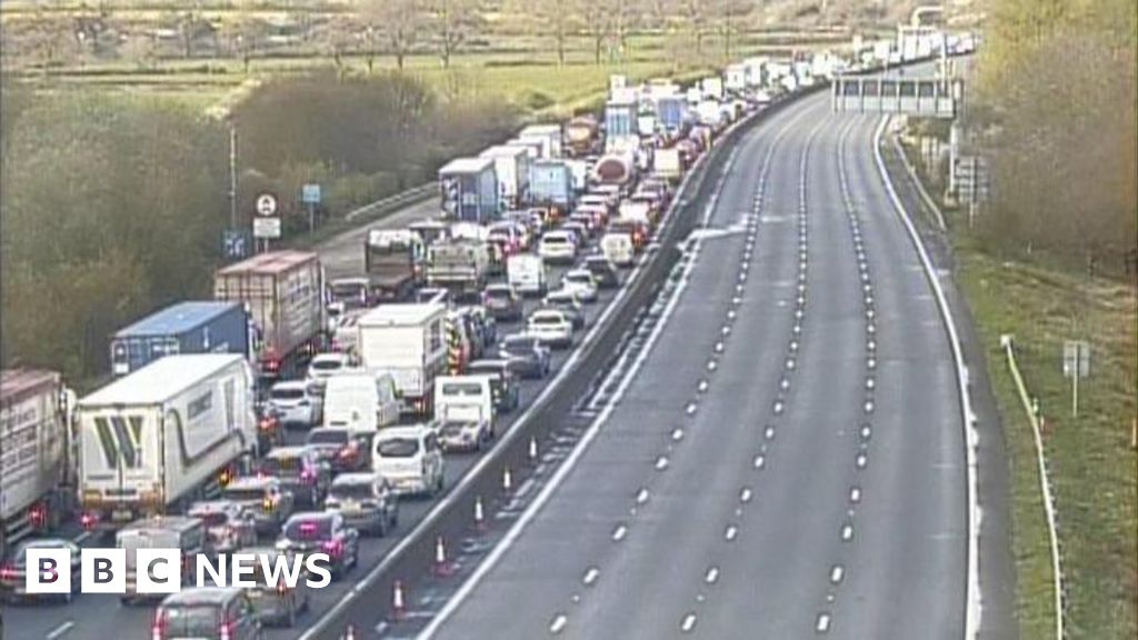 M25: Man remains in critical condition following serious crash - BBC News