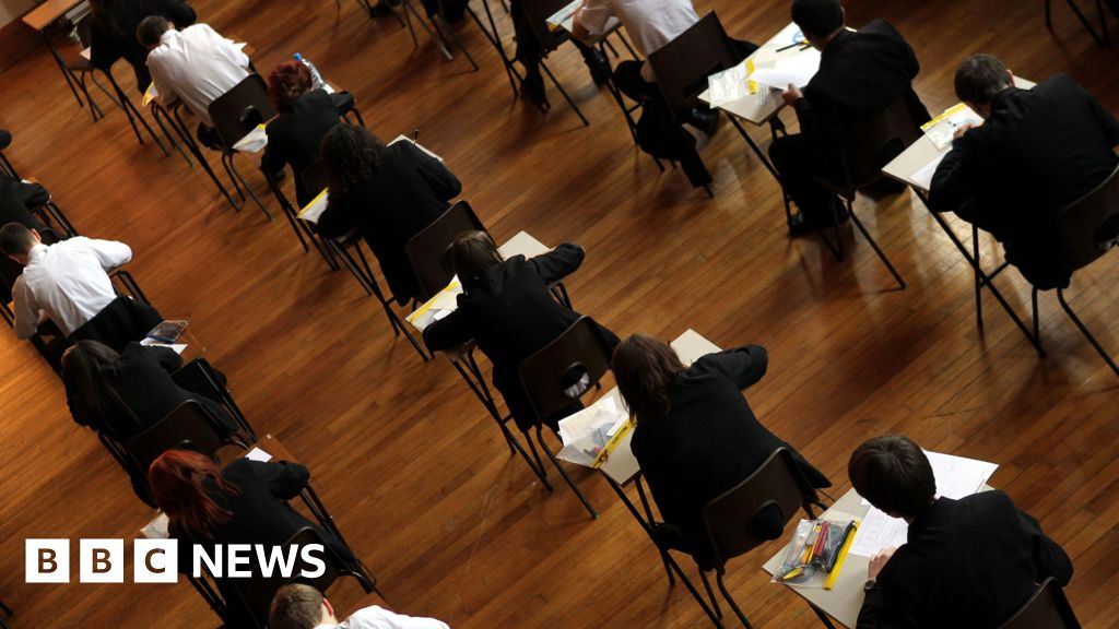 Free help for students with dyslexia retaking GCSEs - BBC News