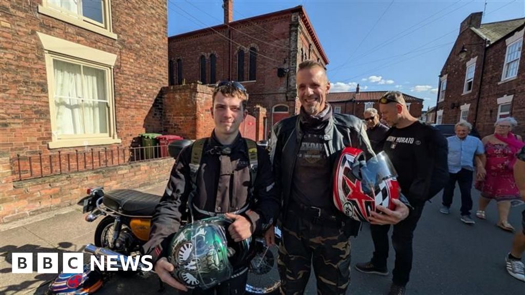 Barton-upon-Humber roars as annual bike night fills streets - BBC News