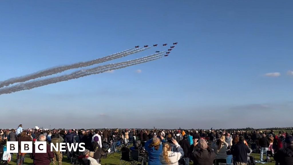 Spitfire joins Red Arrows for diamond season finale in Duxford - BBC News