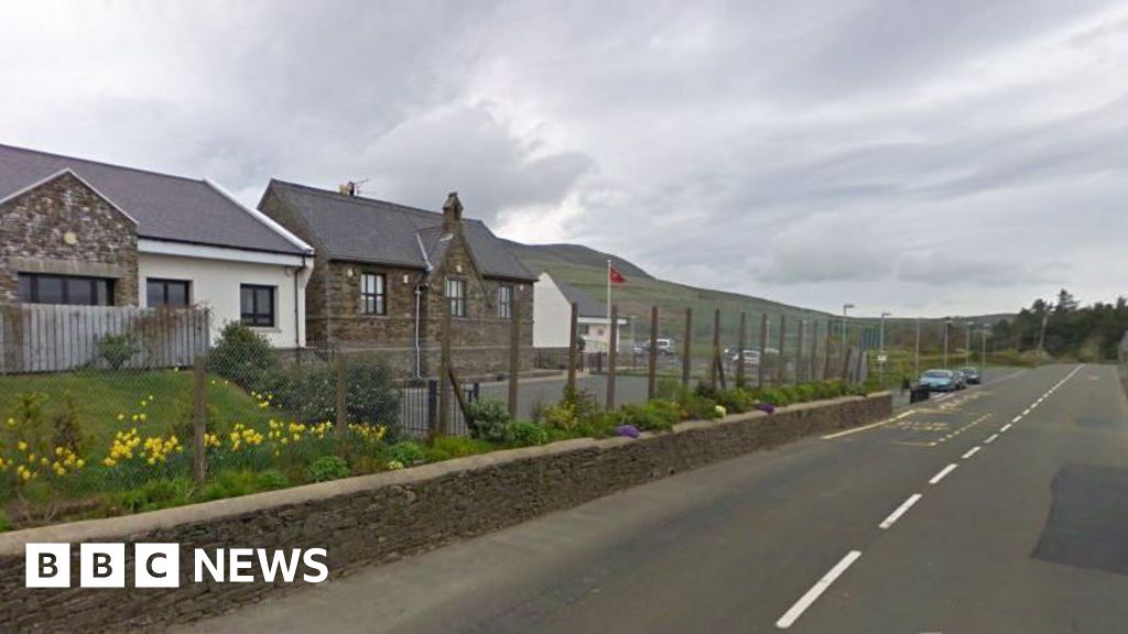 Minister commits to making Dhoon school crossing a 'priority' - BBC News